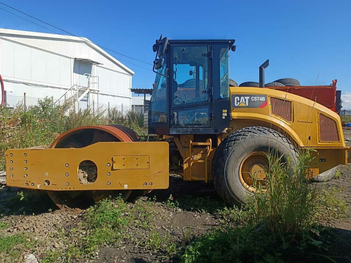 Купить б/у Caterpillar CS563 в Углегорске: жёлтый каток 2019 года на ...