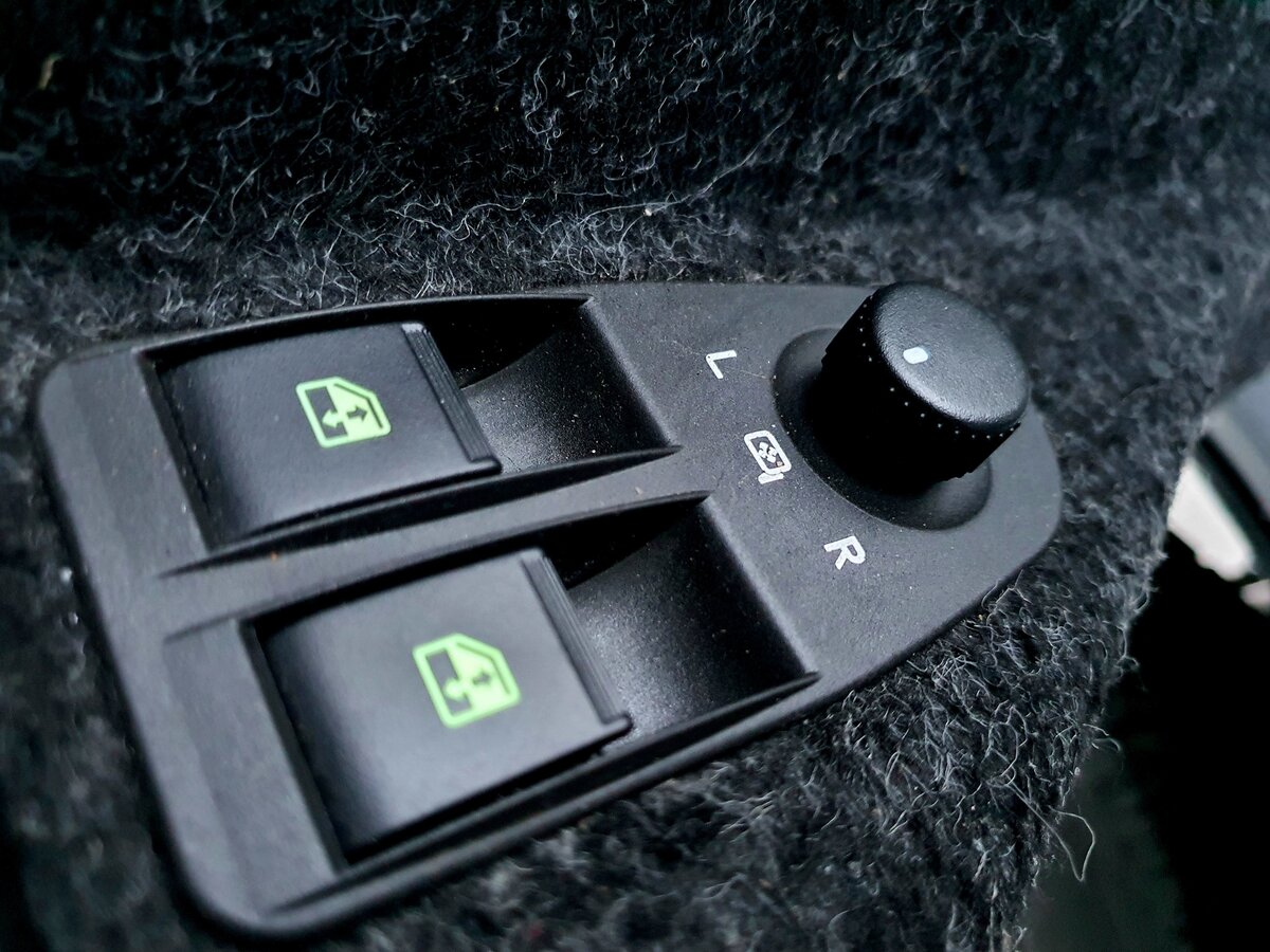 Купить б/у ГАЗ Соболь (2217) бензин механика в Абакане: белый ...