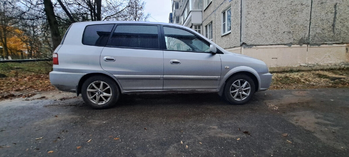 Купить б/у Kia Carens I (RS) Рестайлинг 1.6 MT (105 л.с.) бензин ...