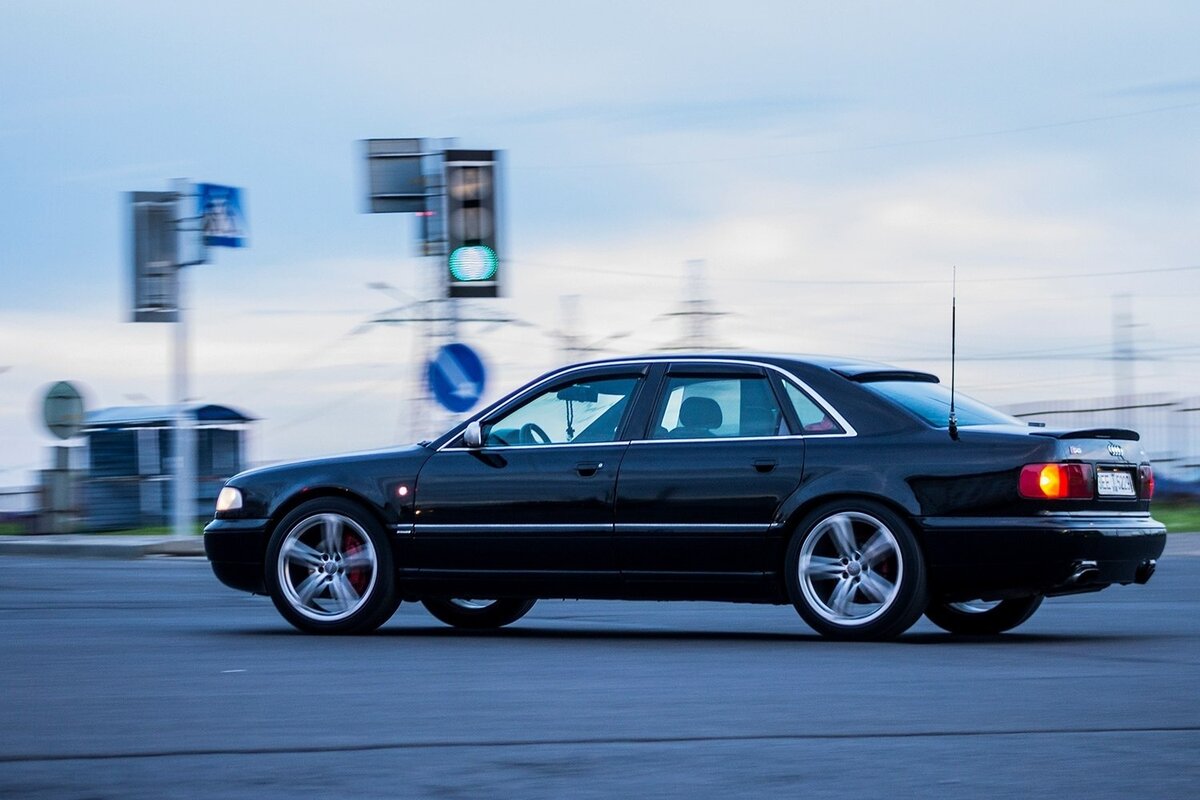 Купить б/у Audi A8 I (D2) 4.2 AT (300 л.с.) 4WD бензин автомат в Минске: чёрный Ауди А8 I (D2 ...