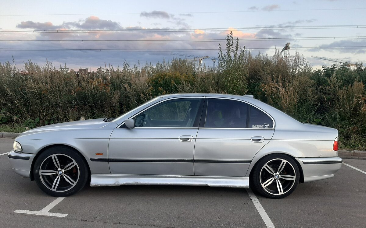 Купить б/у BMW 5 серии IV (E39) 528i 2.8 AT (193 л.с.) бензин автомат в Москве: серебристый БМВ ...