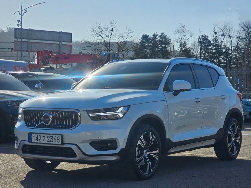 Купить б/у Volvo XC40 I 1.5hyb AMT (180 л.с.) гибрид робот во Владивостоке: белый Вольво XC40 I ...
