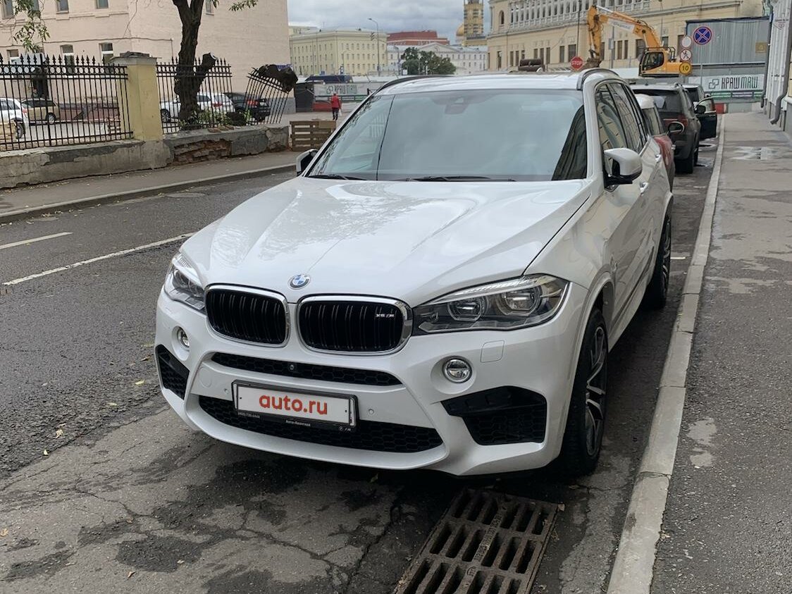 Купить б/у BMW X5 M II (F85) 4.4 AT (575 л.с.) 4WD бензин автомат в Москве: белый БМВ Х5 М II ...