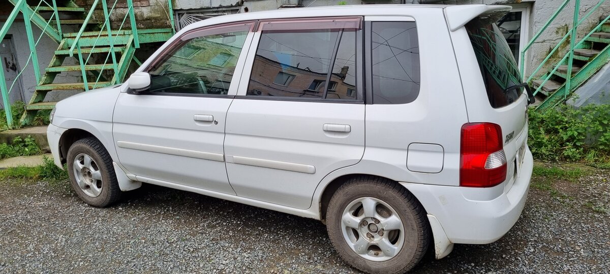 Купить б/у Mazda Demio I (DW) 1.3 AT (83 л.с.) бензин автомат во Владивостоке: белый Мазда Демио ...