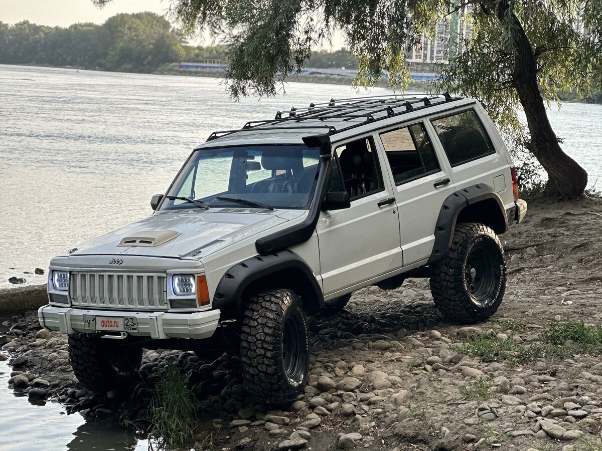 Купить б/у Jeep Cherokee II (XJ) 2.5 MT (118 л.с.) 4WD бензин механика в Краснодаре: белый Джип ...