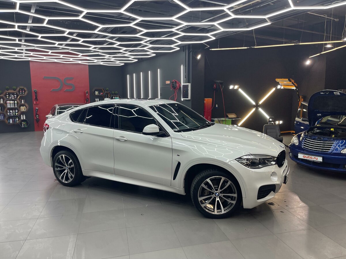 Купить б/у BMW X6 II (F16) 40d 3.0d AT (313 л.с.) 4WD дизель автомат в Москве: белый БМВ Х6 II ...