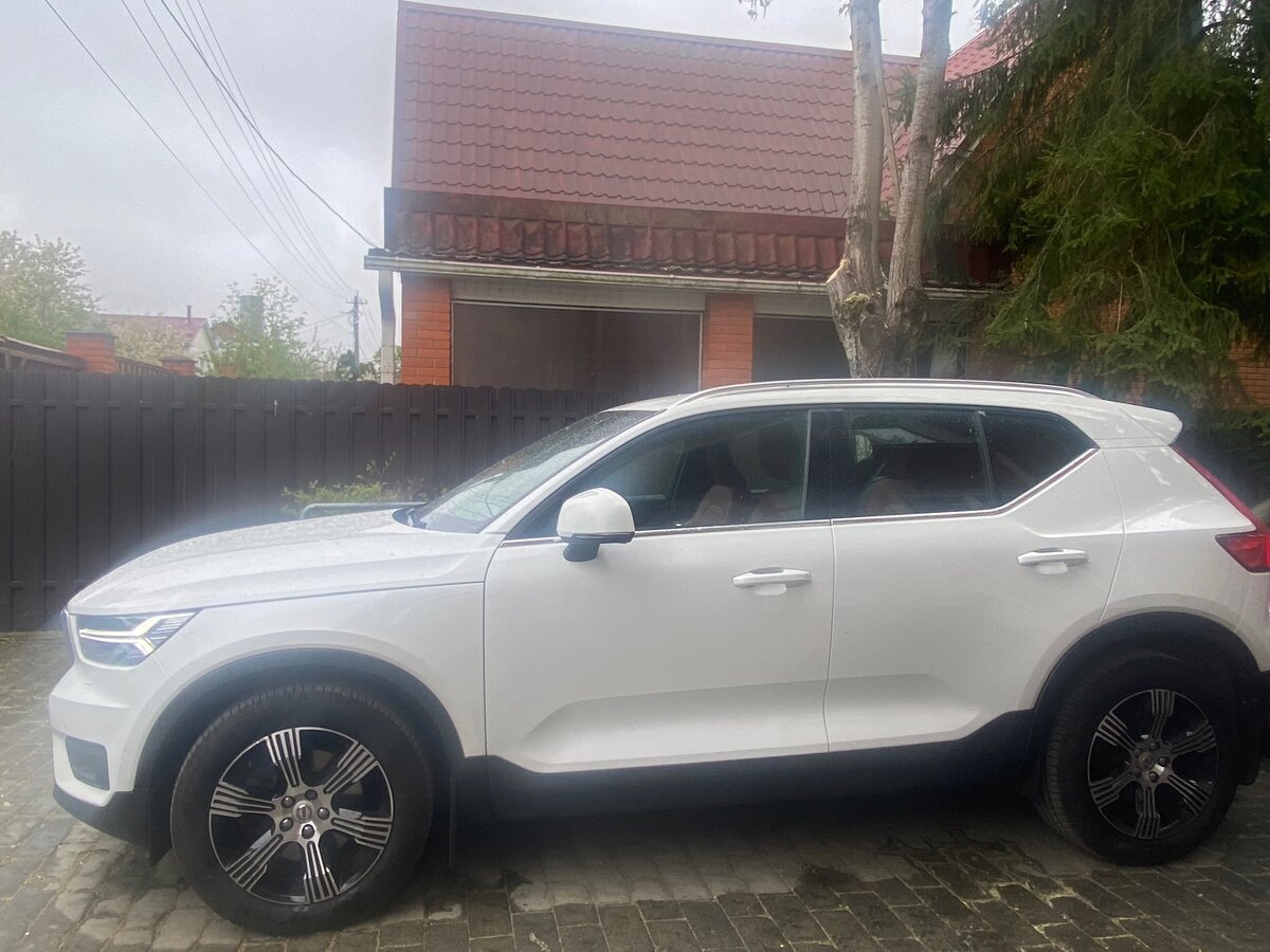 Купить б/у Volvo XC40 I 2.0 AT (190 л.с.) 4WD бензин автомат в Москве: белый Вольво XC40 I ...