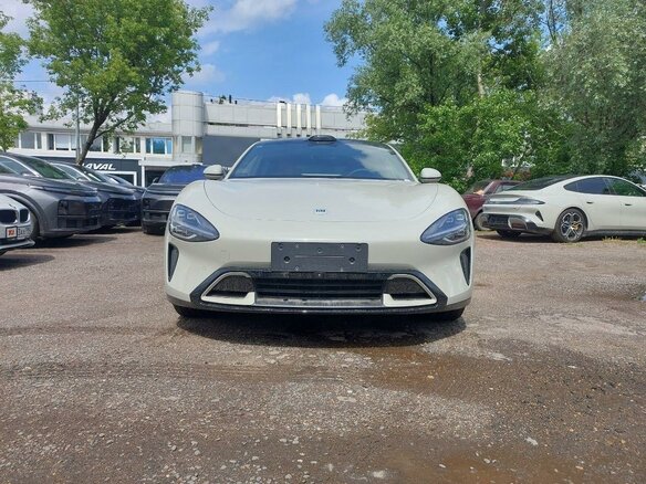 Купить б/у Xiaomi SU7 2023-2024 Electro AT (495.0 кВт) 4WD электро автомат в Москве: серый ...