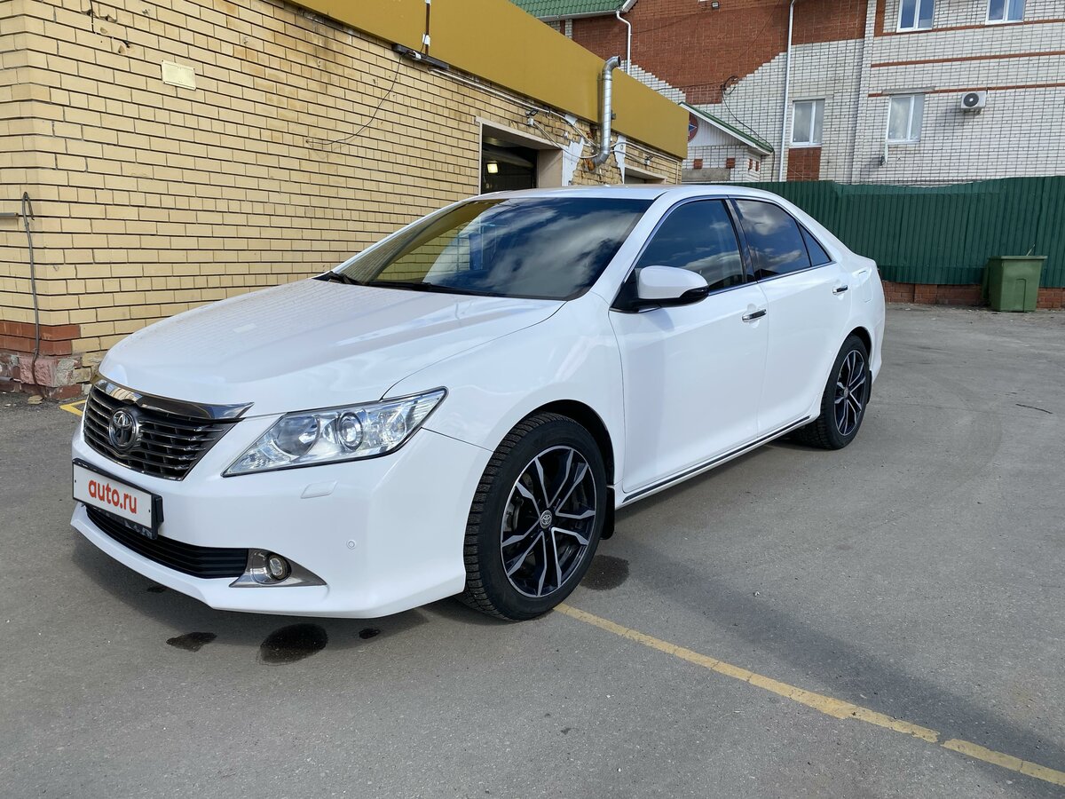 Купить б/у Toyota Camry VII (XV50) 3.5 AT (249 л.с.) бензин автомат в Дзержинске: белый Тойота ...