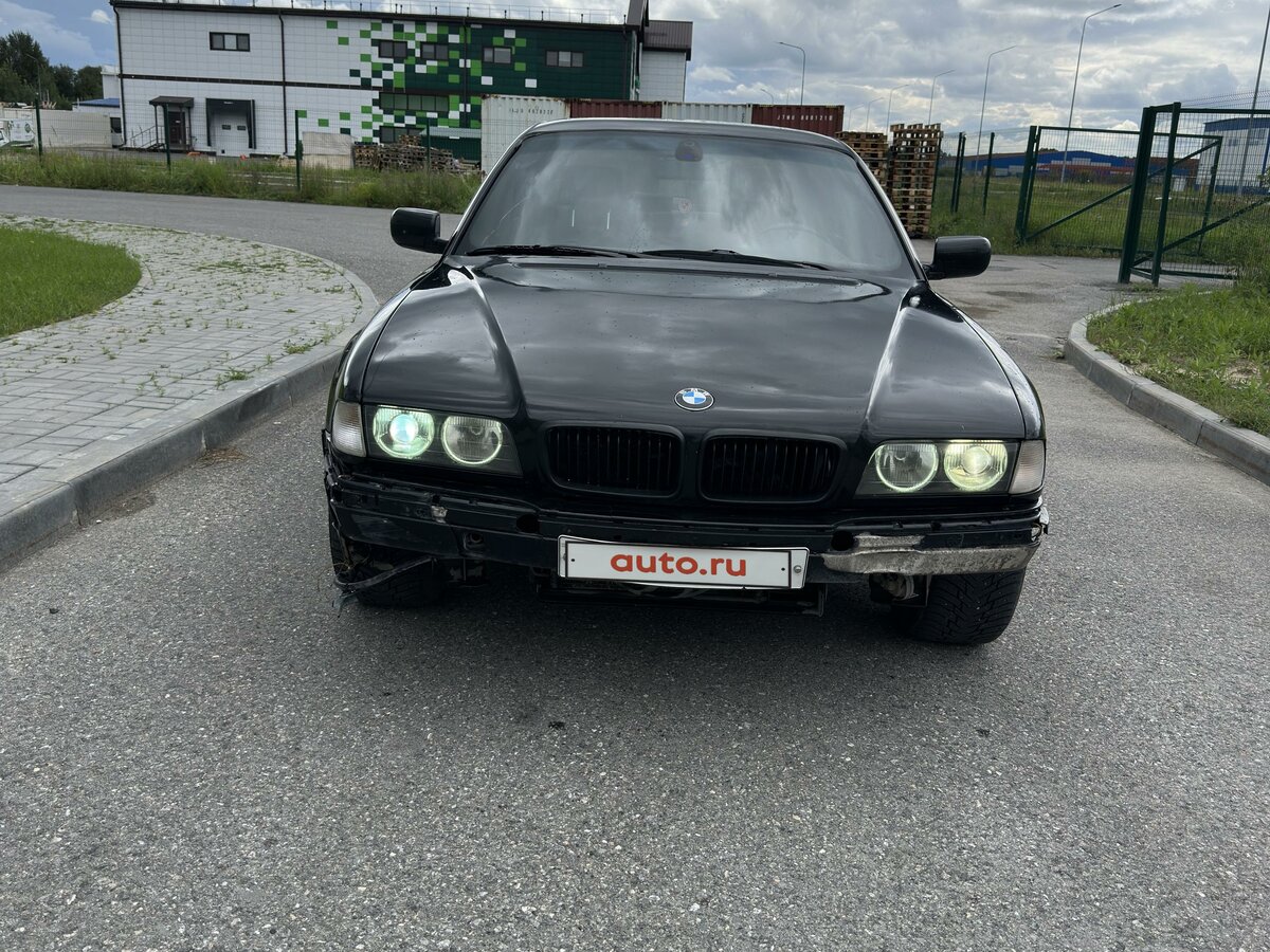 Купить б/у BMW 7 серии III (E38) 735i 3.5 AT (235 л.с.) бензин автомат в Тюмени: чёрный БМВ 7 ...