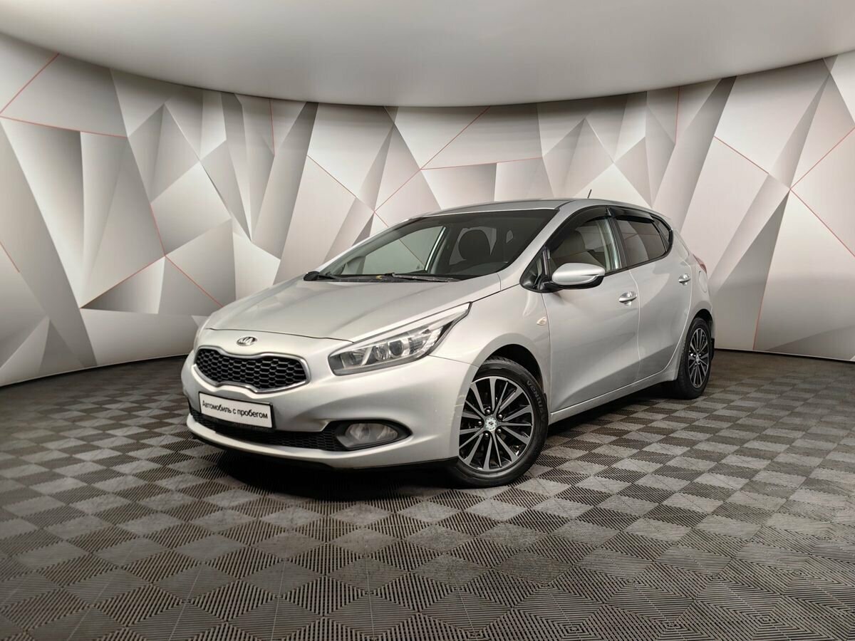 Купить б/у Kia Ceed II 1.6 AT (129 л.с.) бензин автомат в Москве ...