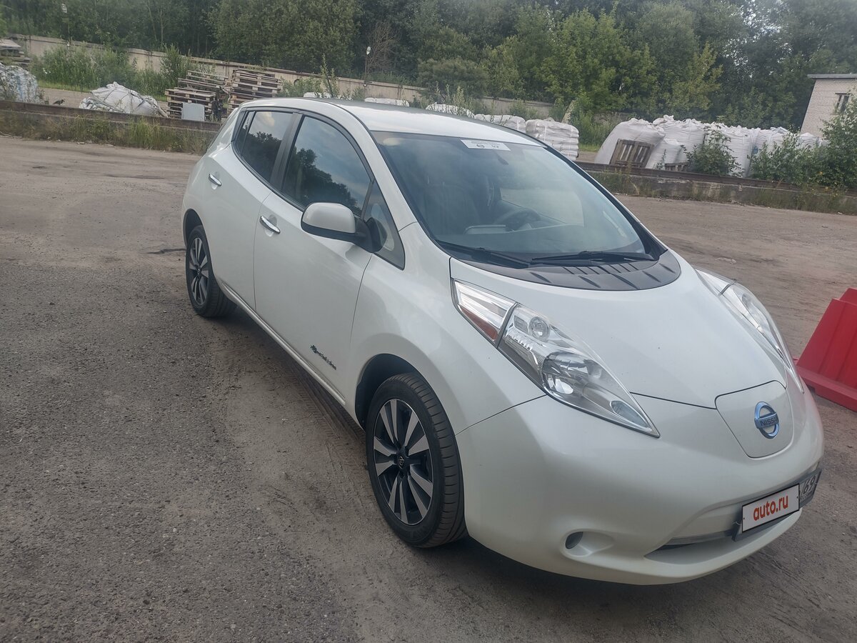 Купить б/у Nissan Leaf I (ZE0/AZE0) Electro AT (80.0 кВт) электро автомат в Твери: белый Ниссан ...