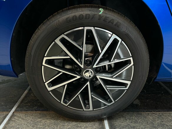 Купить б/у Skoda Octavia IV (A8) 2.0 AMT (190 л.с.) бензин робот в ...