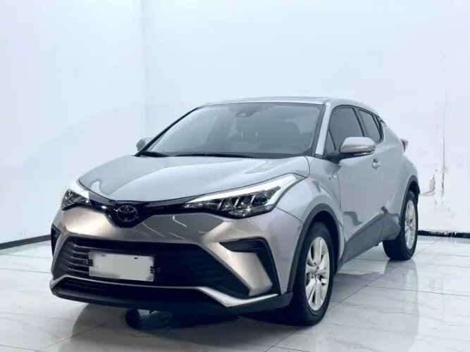 Купить б/у Toyota C-HR I Рестайлинг 2.0 CVT (148 л.с.) бензин вариатор в Уссурийске: серый ...