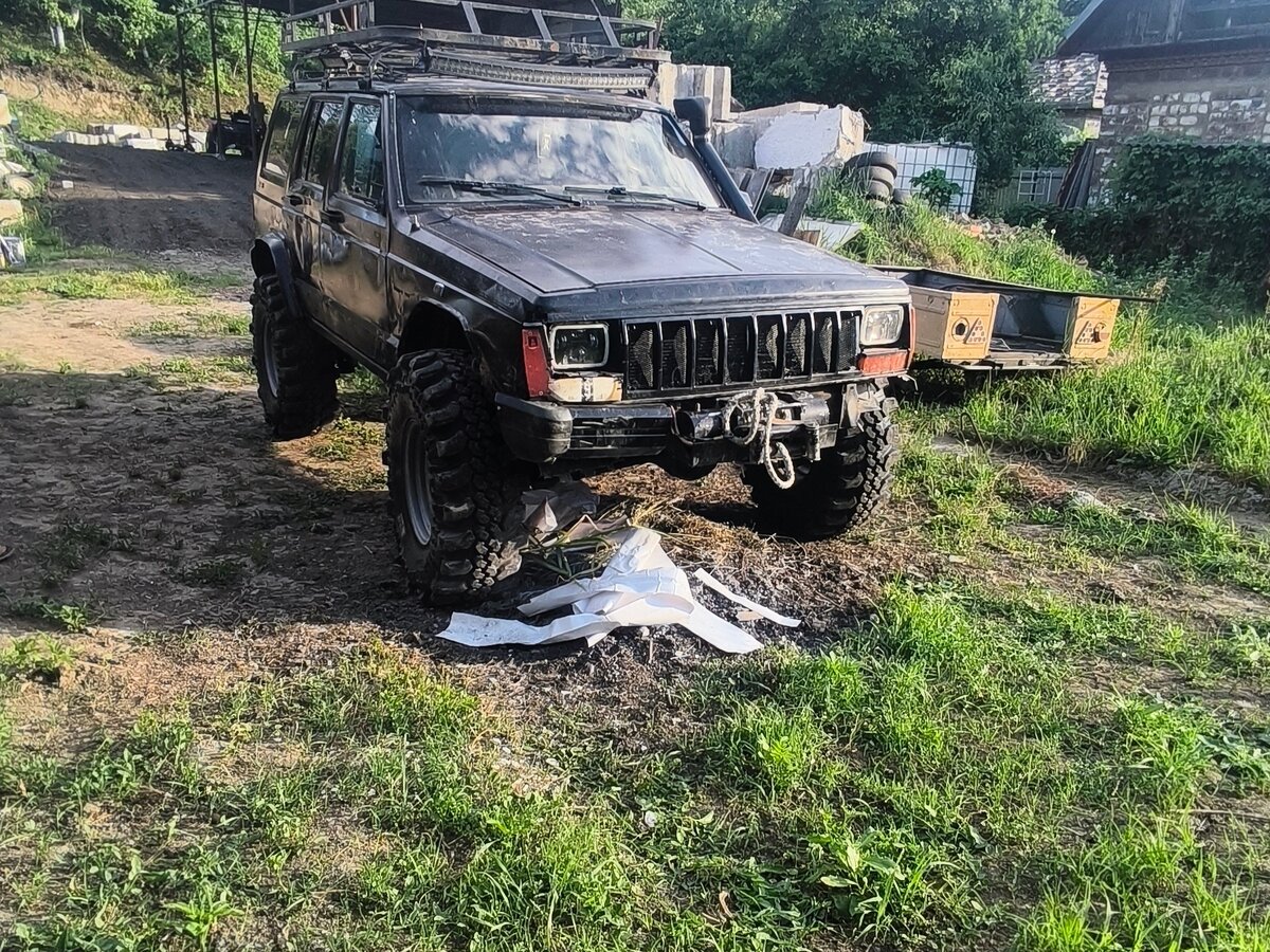 Купить б/у Jeep Cherokee II (XJ) 4.0 AT (173 л.с.) 4WD бензин автомат в Майкопе: коричневый Джип ...