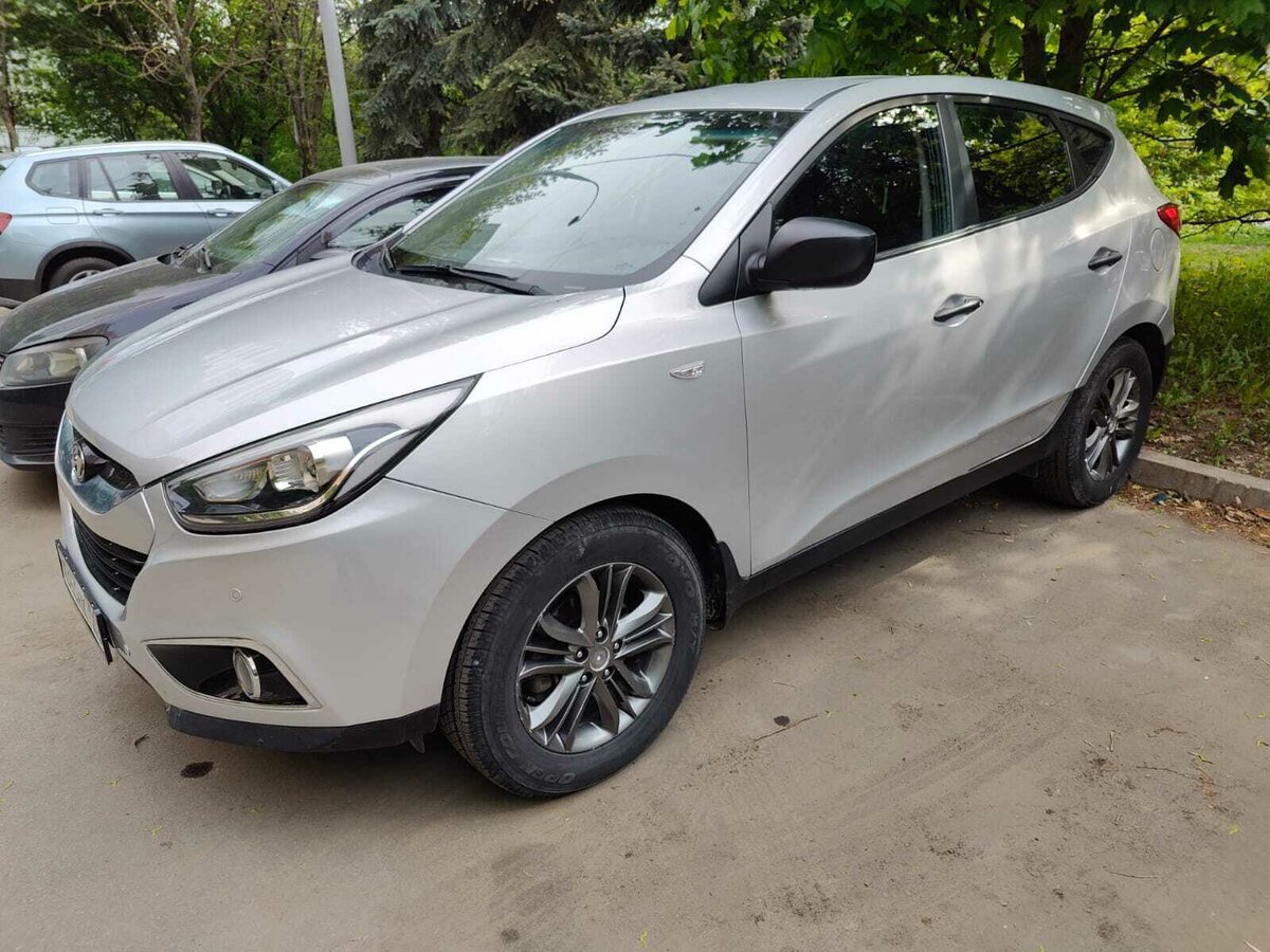 Купить б/у Hyundai ix35 I Рестайлинг 2.0 AT (150 л.с.) бензин автомат в Пушкино: серебристый ...