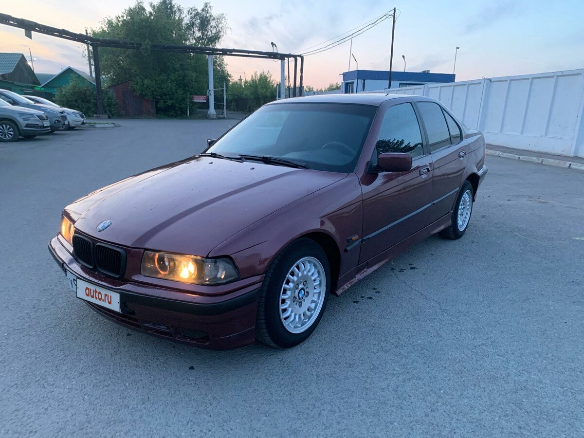 Купить б/у BMW 3 серии III (E36) 318i 1.8 MT (113 л.с.) бензин механика в Омске: синий БМВ 3 ...