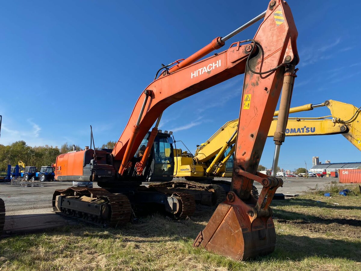 Купить б/у Hitachi ZX330 в Домодедово: оранжевый гусеничный экскаватор ...