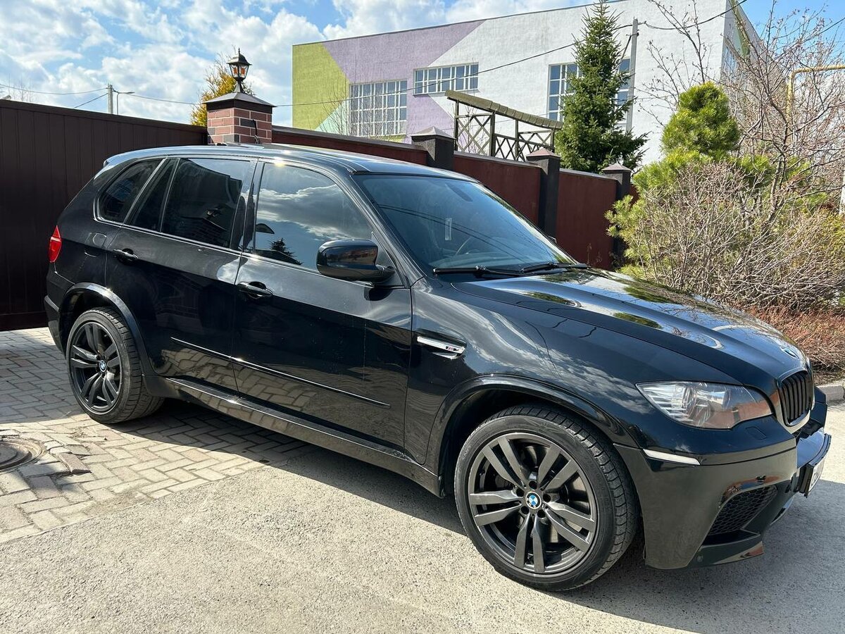 Купить б/у BMW X5 M I (E70) 4.4 AT (555 л.с.) 4WD бензин автомат в Екатеринбурге: чёрный БМВ Х5 ...
