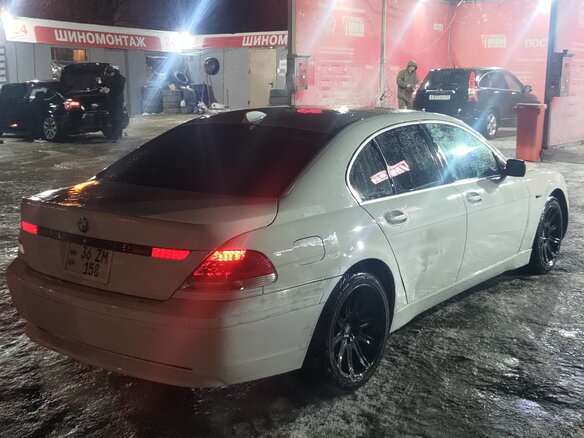 Купить б/у BMW 7 серии IV (E65/E66) 745i 4.4 AT (333 л.с.) бензин автомат в Селятино: белый БМВ ...