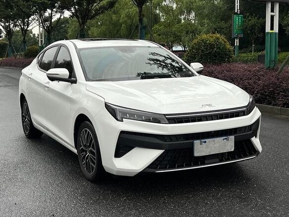 Купить б/у JAC Sehol A5 Plus 2021-2024 1.5 AMT (184 л.с.) бензин робот во Владивостоке: белый ...