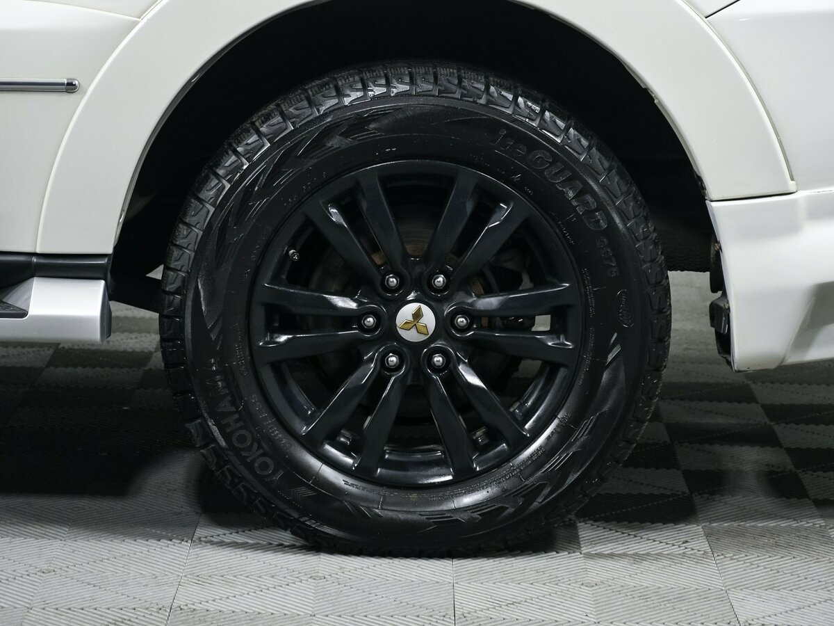 Купить б/у Mitsubishi Pajero IV Рестайлинг 2 3.8 AT (243 л.с.) 4WD ...