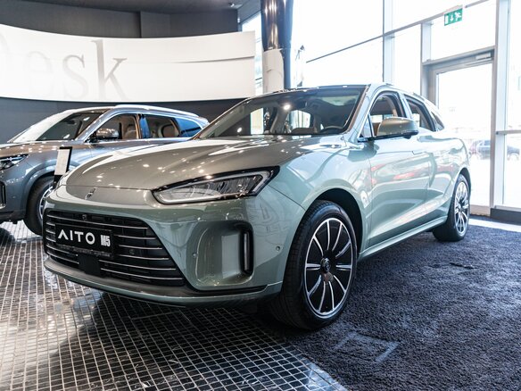 Купить новый Aito M5 2022-2024 1.5hyb AT (496 л.с.) 4WD гибрид автомат в Москве: зелёный Аито м5 ...