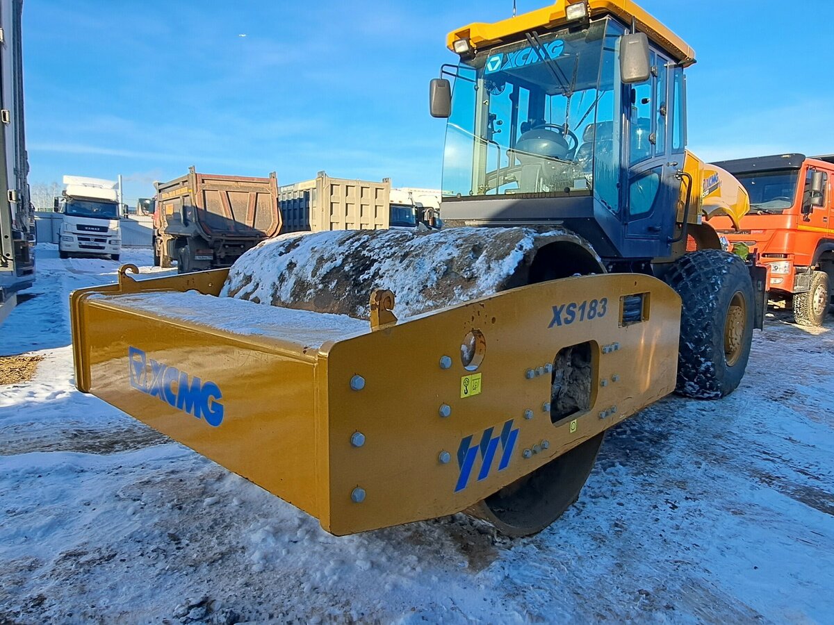 Купить б/у XCMG XS183 в Архангельске: жёлтый каток 2022 года по цене 8 526 000 рублей на Авто.ру
