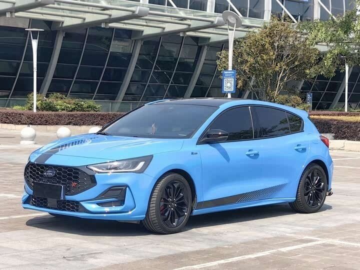 Купить б/у Ford Focus IV Рестайлинг 1.5 AT (177 л.с.) бензин автомат в Благовещенске: голубой ...