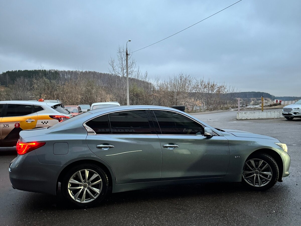 Купить б/у Infiniti Q50 I 2.0 AT (211 л.с.) бензин автомат в Москве: серый Инфинити Q50 I седан ...