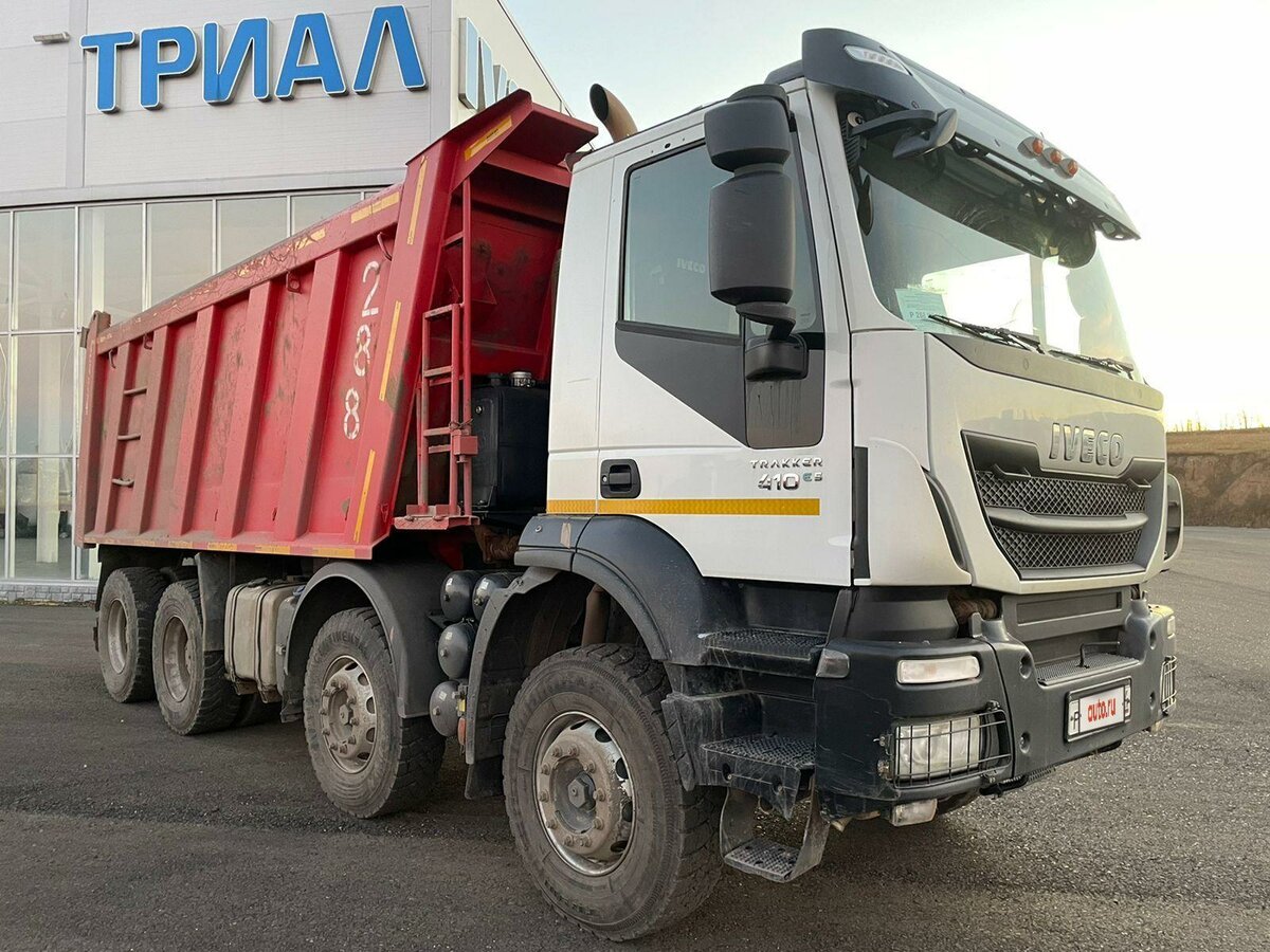 Купить б/у Iveco Trakker дизель механика в Красноярске: белый самосвал ...