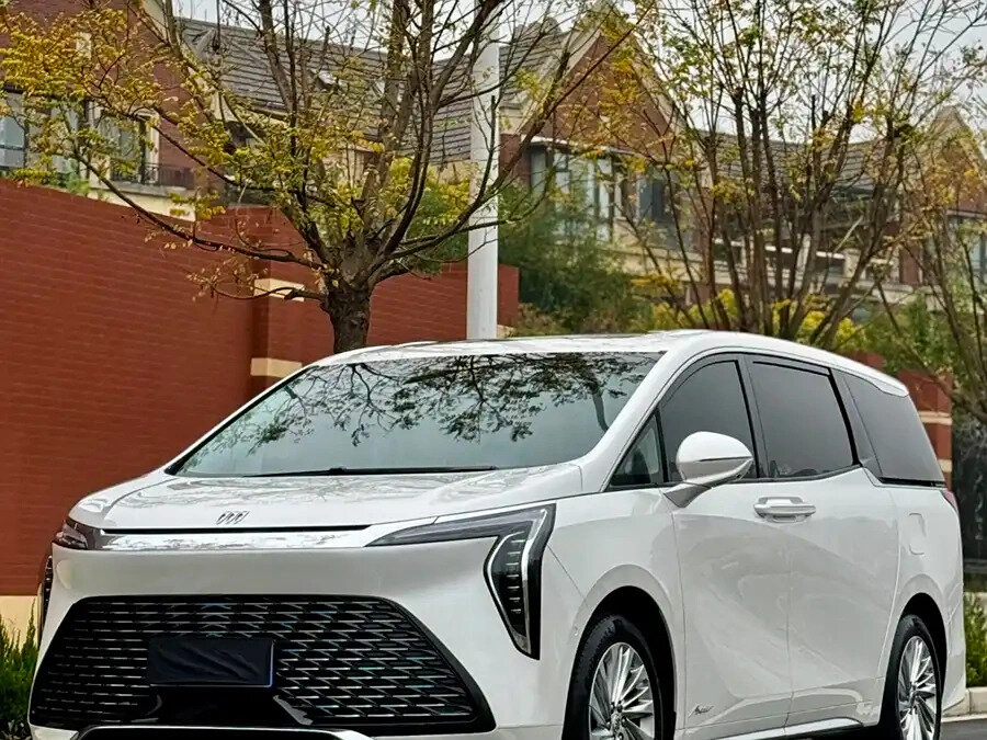 Купить б/у Buick GL8 IV Century 2.0 AT (237 л.с.) бензин автомат во Владивостоке: белый Бьюик ...