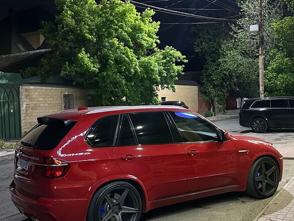 Купить б/у BMW X5 M I (E70) 4.4 AT (555 л.с.) 4WD бензин автомат в Махачкале: красный БМВ Х5 М I ...