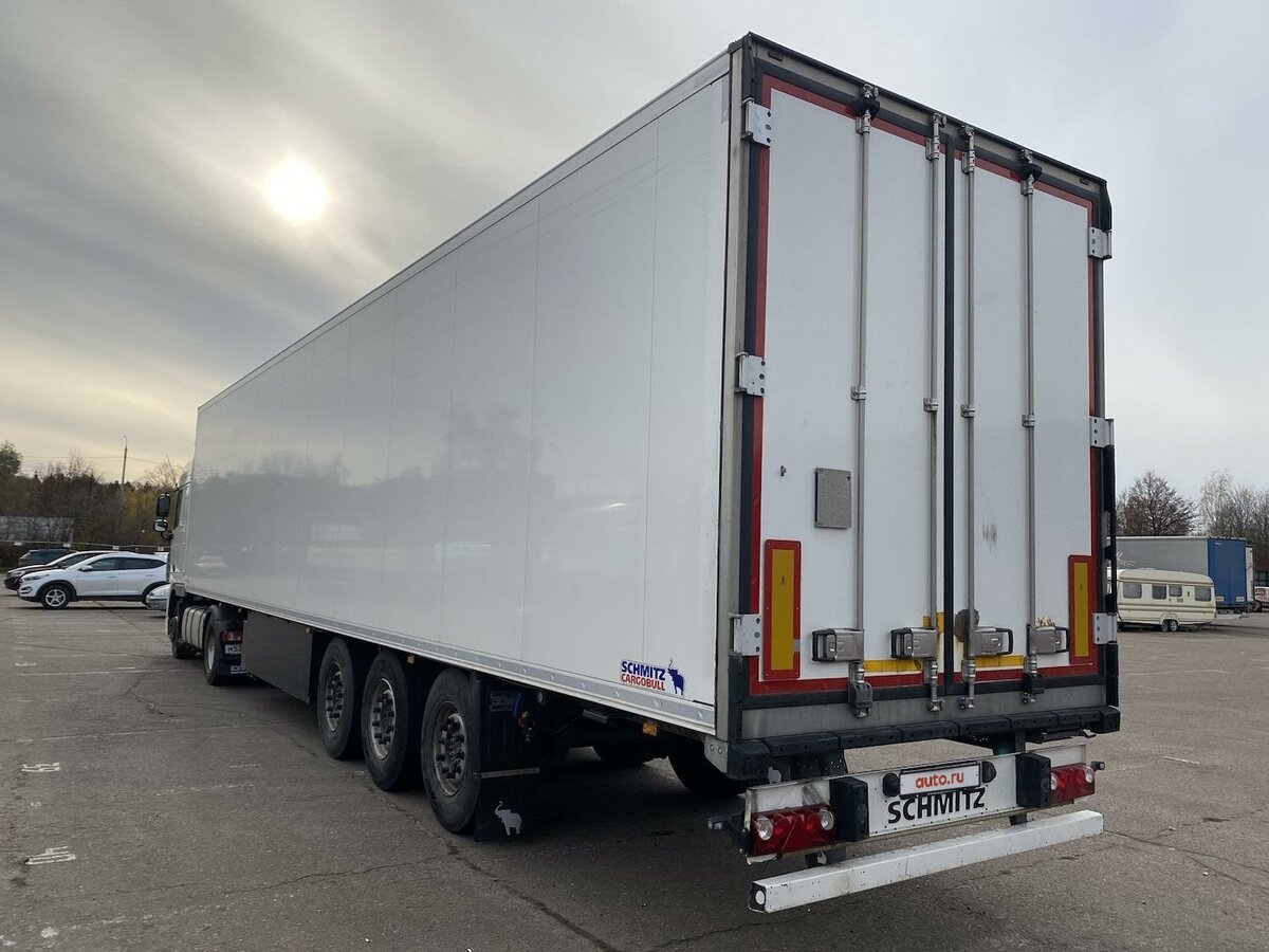 Купить б/у Schmitz Cargobull SKO в Москве: белый полуприцеп ...