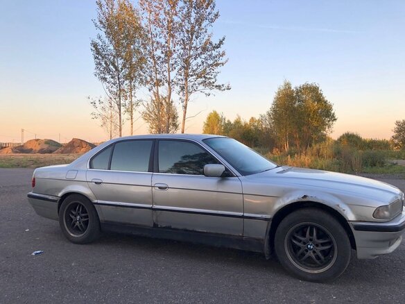 Купить б/у BMW 7 серии III (E38) 728i 2.8 MT (193 л.с.) бензин механика в Клину: серебристый БМВ ...