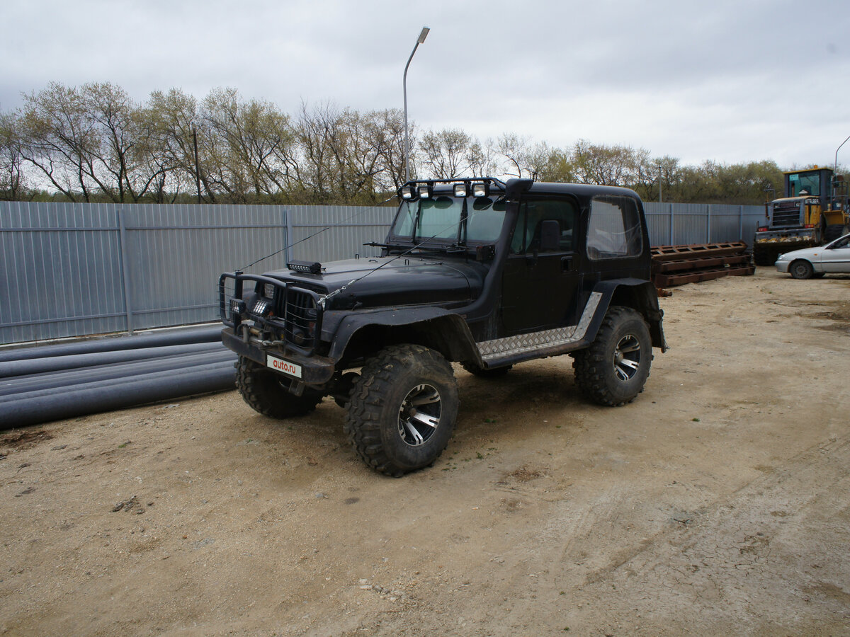Купить б/у Jeep Wrangler I (YJ) 4.0 MT (184 л.с.) 4WD бензин механика в Симферополе: чёрный Джип ...
