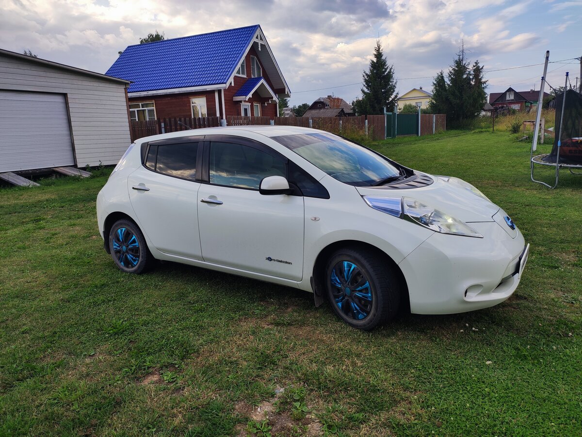 Купить б/у Nissan Leaf I (ZE0/AZE0) Electro AT (80.0 кВт) электро автомат в Вологде: белый ...