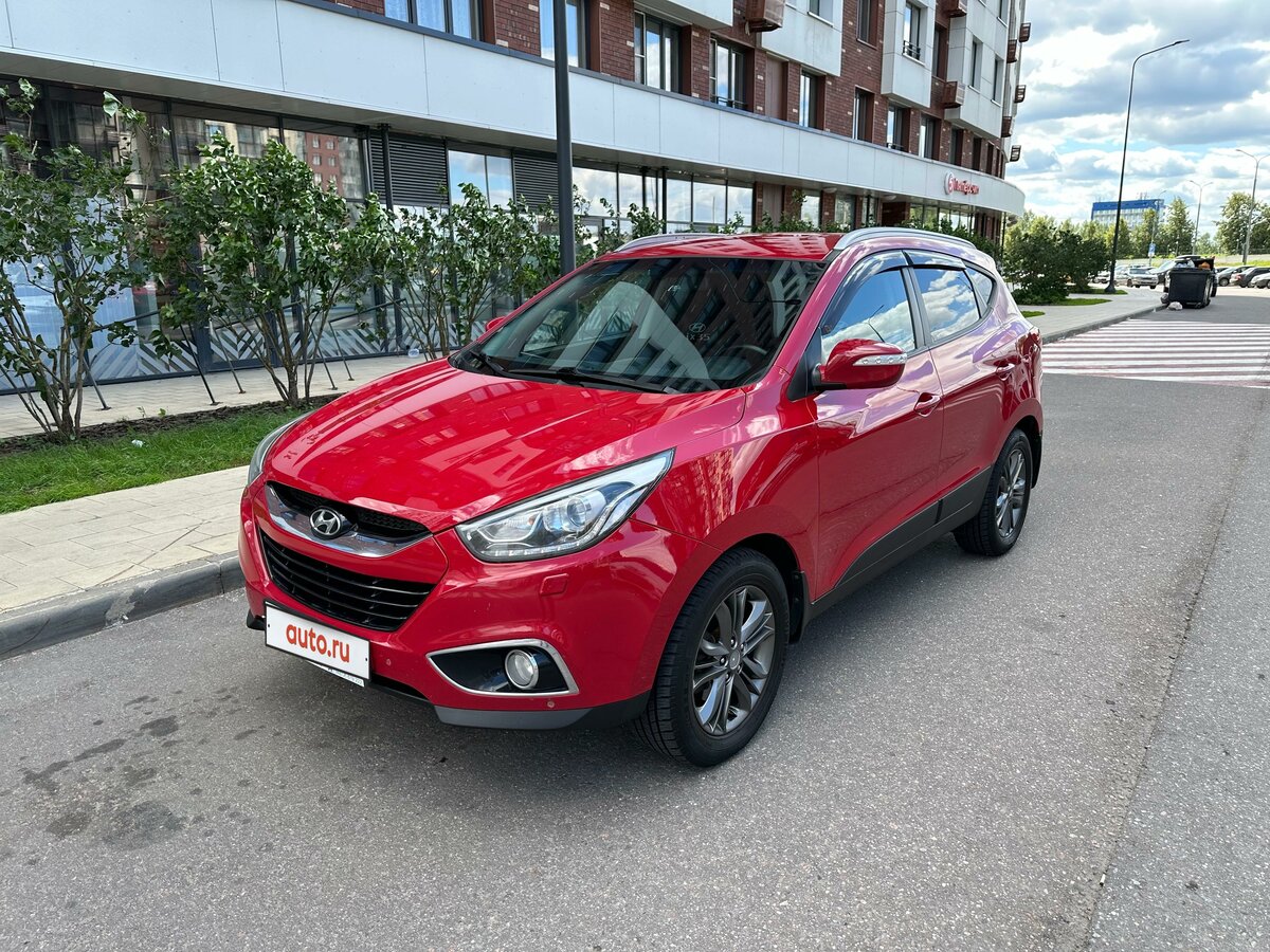 Купить б/у Hyundai ix35 I Рестайлинг 2.0 AT (150 л.с.) 4WD бензин автомат в Москве: красный ...