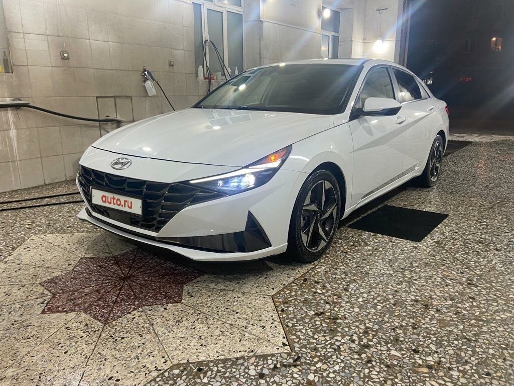 Купить б/у Hyundai Elantra VII (CN7) 2.0 AT (150 л.с.) бензин автомат в Москве: белый Хендэ ...