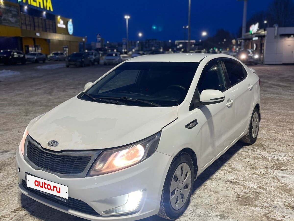 Купить б/у Kia Rio III 1.4 MT (107 л.с.) бензин механика в Ишеевке: белый Киа Рио III седан 2013 ...