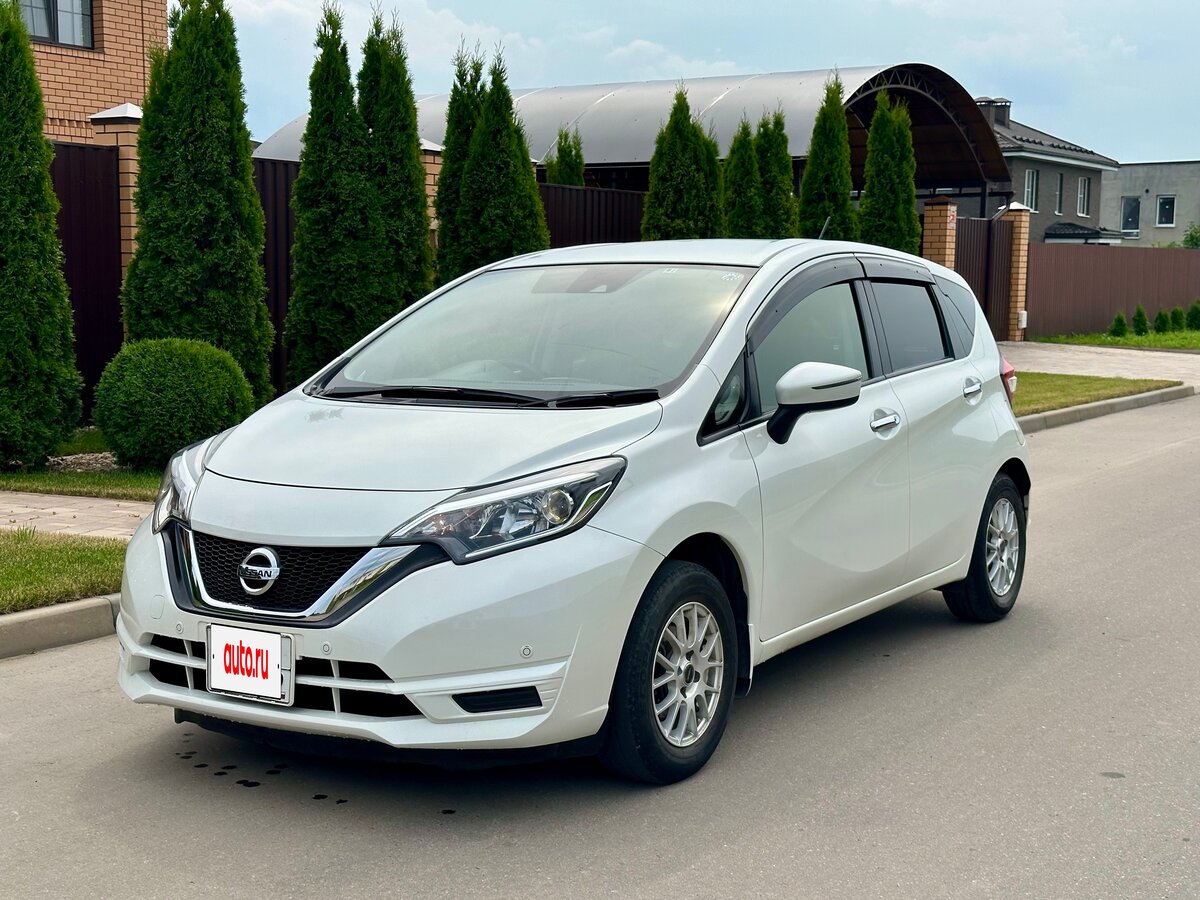 Купить б/у Nissan Note II Рестайлинг 1.2 CVT (79 л.с.) бензин вариатор в Москве: белый Ниссан ...