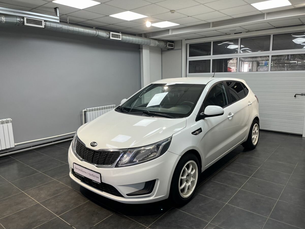 Купить б/у Kia Rio III 1.4 MT (107 л.с.) бензин механика в Твери: белый Киа Рио III хэтчбек 5 ...