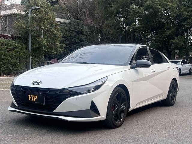 Купить б/у Hyundai Elantra VII (CN7) 1.5 CVT (115 л.с.) бензин вариатор в Красноярске: белый ...