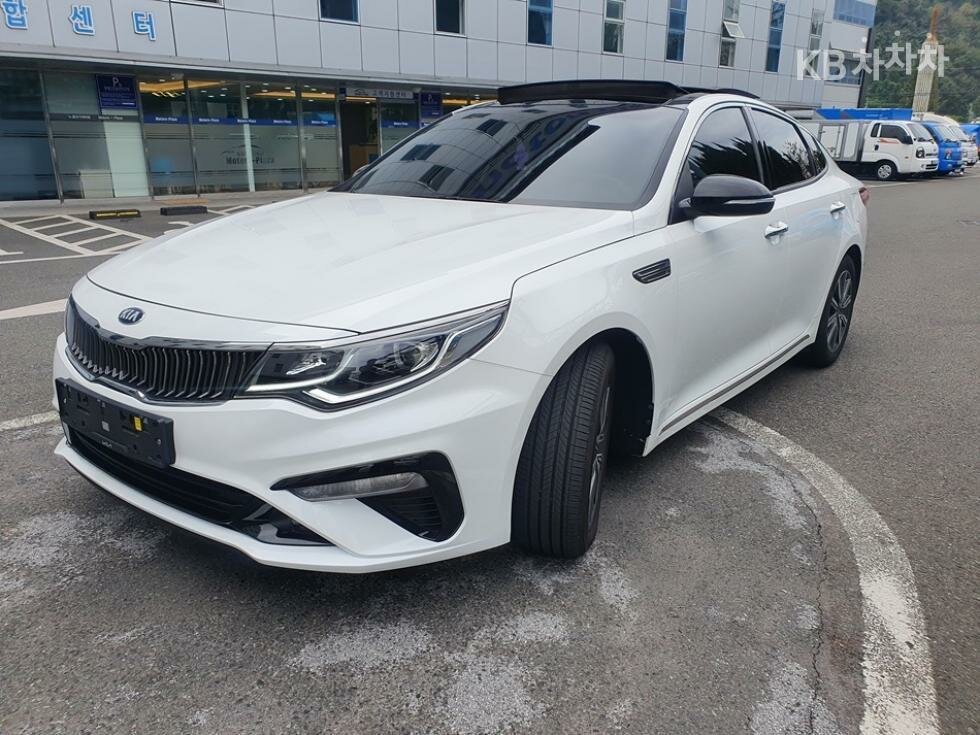 Купить б/у Kia K5 II 2.0 AT (168 л.с.) бензин автомат во Владивостоке: белый Киа к5 II седан ...