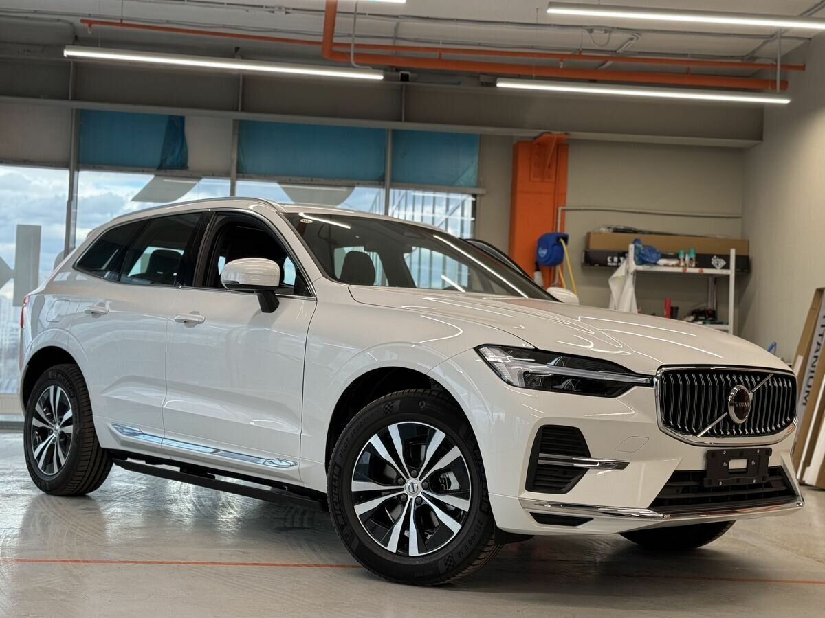 Купить новый Volvo XC60 II Рестайлинг 2.0 AT (250 л.с.) 4WD бензин автомат в Москве: белый ...
