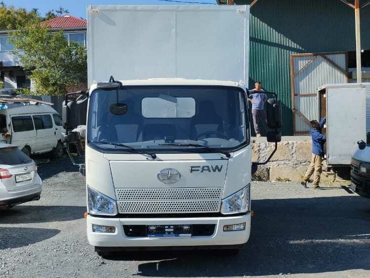 Купить б/у FAW J6 CA3310 дизель механика во Владивостоке: белый изотермический кузов 2022 года ...