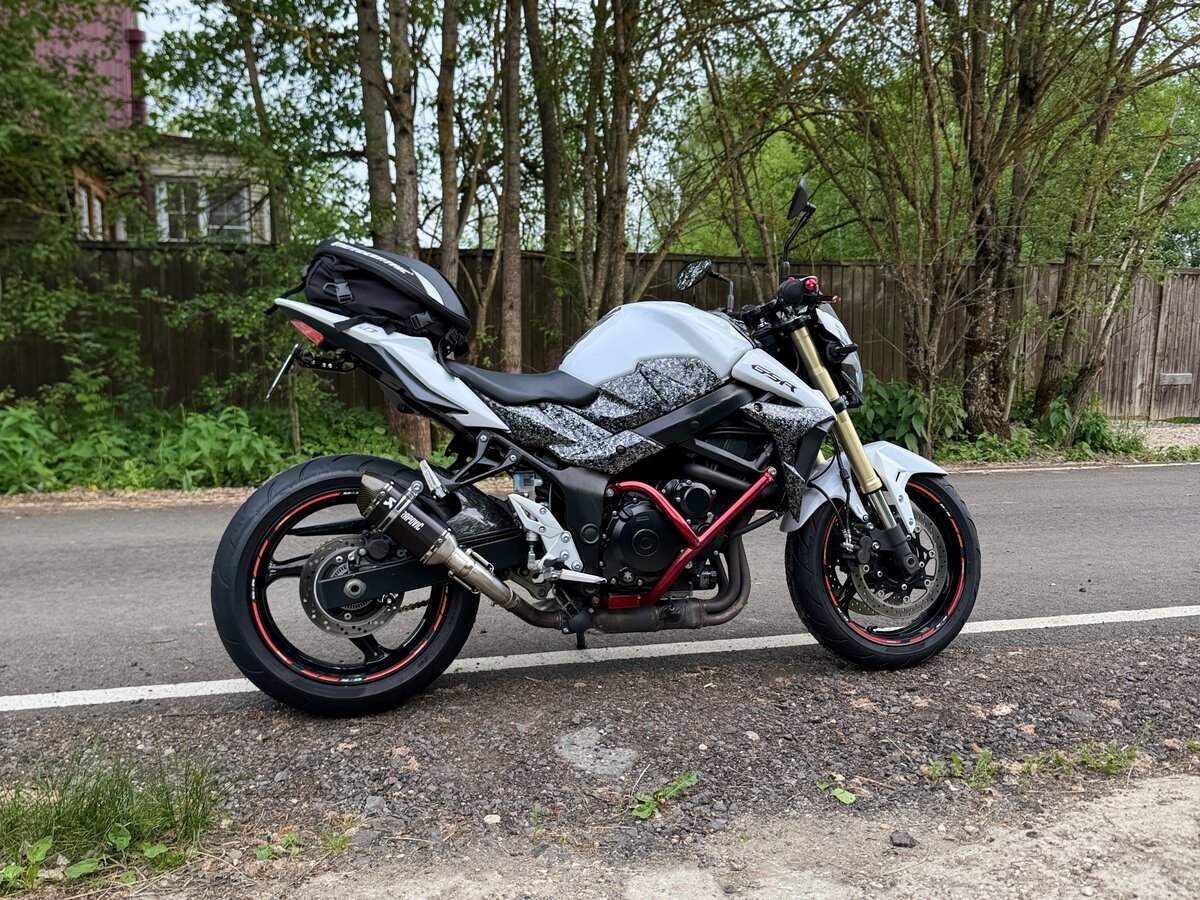 Купить б/у Suzuki GSR 750 инжектор 6 передач в Москве: белый naked bike 2015 года на Авто.ру ID ...