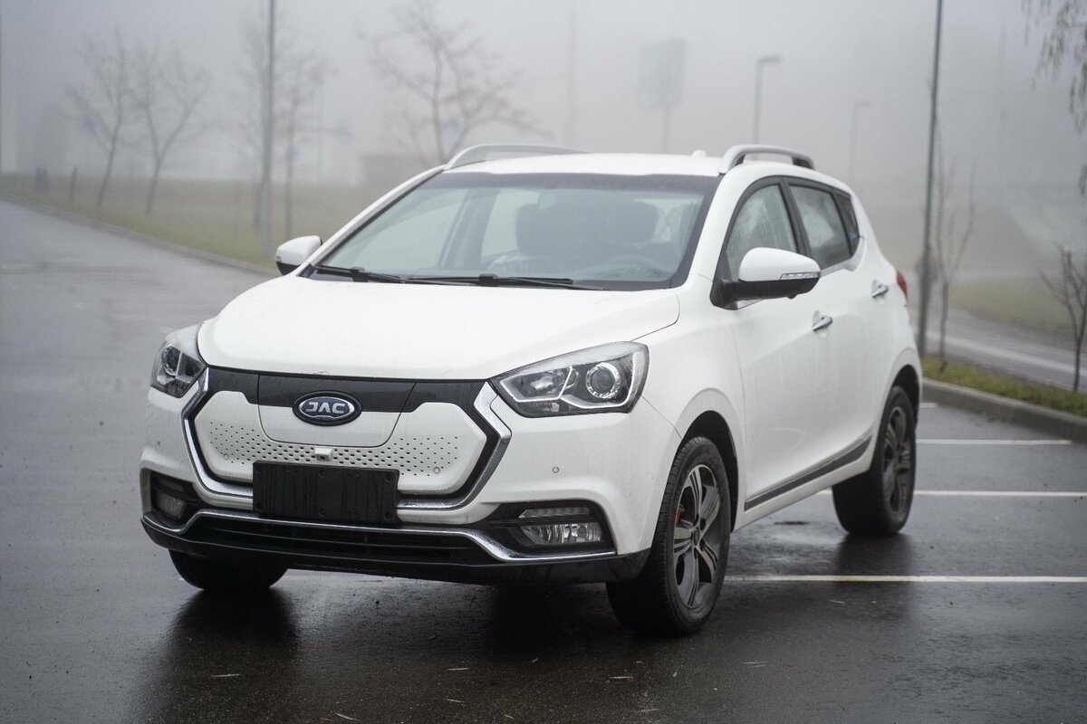 Купить б/у JAC iEV7S I 39 kWh Electro AT (85 кВт) электро автомат в Минске: белый Джак иев7с I ...