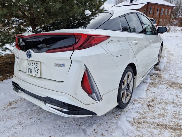 Купить б/у Toyota Prius IV (XW50) PHV ZVW52 1.8hyb AT (98 л.с.) гибрид автомат в Москве: белый ...