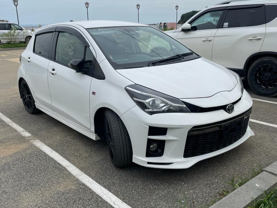 Купить б/у Toyota Vitz III (XP130) Рестайлинг 1.5 CVT (109 л.с.) бензин ...